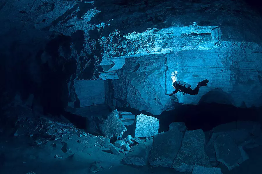 Orda Underwater Cave Mergulhadores da caverna Perm Krai de todo o mundo se reúnem para visitar a caverna Orda Underwater. Este é um dos locais de mergulho mais interessantes e perigosos: inúmeras secções sem saída e túneis, com vários quilómetros de extensão, muitas passagens ainda inexploradas. Quem chegar aqui para mergulhar, claro, não terá permissão. Mas, se você é um mergulhador experiente, uma visita à caverna Orda é definitivamente recomendada para você.