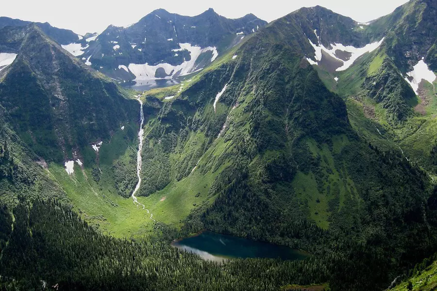 Kinzelyuk-waterval Krasnojarsk-gebied 'n Groot waterval val van die berghange af in 'n massa staalgrys water. 330 meter maak die Kinzelyuk -waterval een van die hoogste in Europa. Dit was oor hom wat Friedrik Stauzer, 'n Oostenrykse reisiger, geskryf het: 'Op 'n afstand lyk die seil van die waterval soos 'n fragment van 'n bewolkte hemel, skielik reguit van die berghelling af gesny. Om deur die waters te gaan, sou die opwindendste avontuur in die lewe van elke mens wees. ”