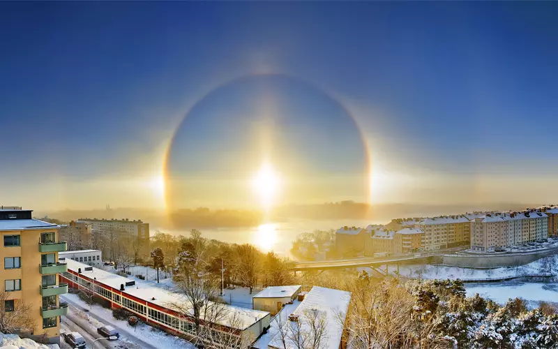 Halo Een halo, duidelijk zichtbaar rond de maan of zon, is een zeker teken van dreigende regen. Dit effect treedt op als gevolg van ijskristallen in de wolken, die licht breken.