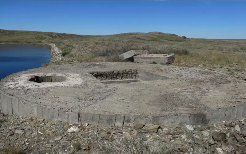 Mae Chernobyl ar y dŵr Chagan Lake yn dod yn lle poblogaidd ymhlith twristiaid, sy'n aml yn ei adnabod o dan yr enw "Atomic Lake". Rhaid i bob ymwelydd wisgo dillad a masgiau amddiffynnol i weld y llyn ymbelydrol a'r ardal gyfagos. Ar y bryn, y mae ffordd baw garw yn mynd iddo, mae byncer concrit y ganolfan reoli.