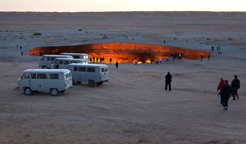 Bagaimana pintu neraka dibuka Kisah ini bermula pada tahun 1971. Ahli geologi Kesatuan Soviet, yang melakukan tinjauan gas bawah tanah di wilayah Turkmenistan moden, menemui sejumlah besar simpanan berhampiran bandar Darvaza. Secara semula jadi, kerja penggerudian dimulakan dengan segera, penerokaan ladang dilakukan dengan sangat dangkal. Ini adalah permulaan kisah kegagalan yang berlaku hingga hari ini, yang mana banyak orang khurafat secara langsung memanggil portal ke neraka.