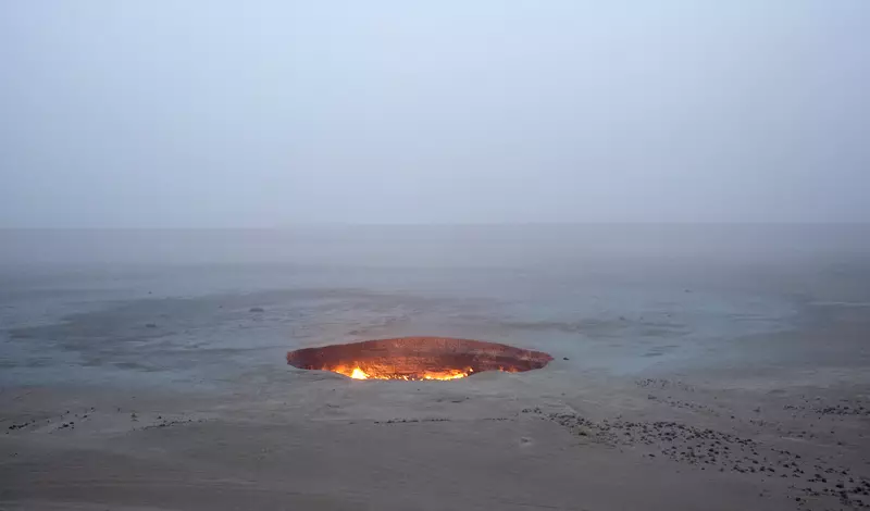 Katastrophe Es dauerte nicht lange, die Bohrinsel aufzubauen. Die Arbeiten an der Gasförderung waren in vollem Gange, aber eines schönen Tages stießen die Ingenieure auf einen unterirdischen Hohlraum. Die Hohlräume stellten sich als so groß heraus, dass das Durchdringen der oberen Schicht einen großflächigen Einsturz verursachte – der Turm selbst mit allen Geräten und dem in der Nähe stehenden Transport stürzte hier durch. Wie es der Zufall wollte, wurde keiner der Arbeiter verletzt.