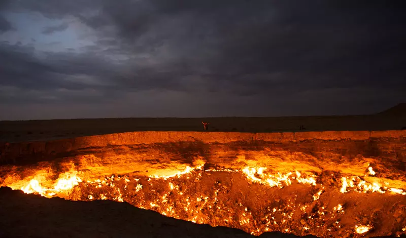 Tình trạng hiện tại Trở lại năm 2004, chính phủ Turkmenistan đã san bằng ngôi làng Darvaza. Trên thực tế, không có người nào còn lại ở đây dù sao: ngay cả những người kiên trì nhất cũng thích chuyển đến những nơi yên tĩnh hơn. Vào năm 2010, Tổng thống Turkmenistan, Gurbanguly Berdimuhamedov, đã quyết định lấp đầy miệng núi lửa bằng một quyết định có ý chí, bởi vì vô số mét khối khí tự nhiên quý giá bị đốt cháy ở đó mỗi giây. Nhưng, diễn giải câu nói nổi tiếng, Gurbanguly giả định, và thực tế lật tẩy: Darvaza vẫn đang cháy và sẽ không tắt.