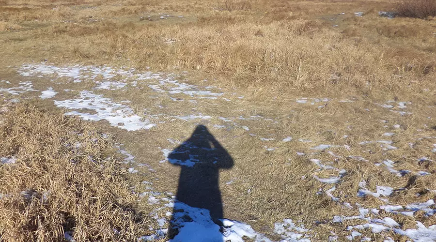 Szoláris navigáció Mi a teendő, ha a Google Térkép betöltése leáll? Eközben a nap irányának meghatározása a legegyszerűbb feladat, és miután megoldotta, kijuthat egy nehéz helyzetből. Ha reggel vagy este szeretné tudni az irányt, akkor csak annyit kell tennie, hogy az árnyékát nézi. Reggel nyugatra, este pedig keletre mutat.