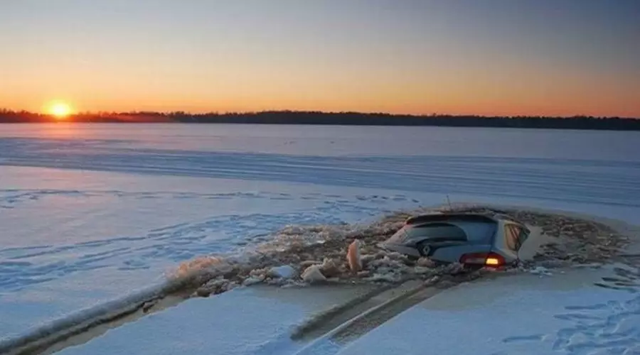 Sinking Auto Tatsächlech ass et aus engem ënnerzegoen Auto erauszekommen vill méi schwéier wéi an Actionfilmer gewisen. D'Haaptsaach ass net de gemeinsame Feeler ze widderhuelen, eng Pan oder Dier an enger Panik opzemaachen. De Waasserstroum féiert Iech an den Interieur vun der Kabine, an op dëser kann Äert Iwwerliewe als komplett ugesi ginn. Berouegt (Dir erdrénkt souwisou) a waart bis den Auto ënnergeet. Eréischt da mécht d'Fënster op a loosst d'Waasser lues an d'Kabine fëllen. Et wäert vill méi einfach sinn aus esou enger Fal erauszekommen.