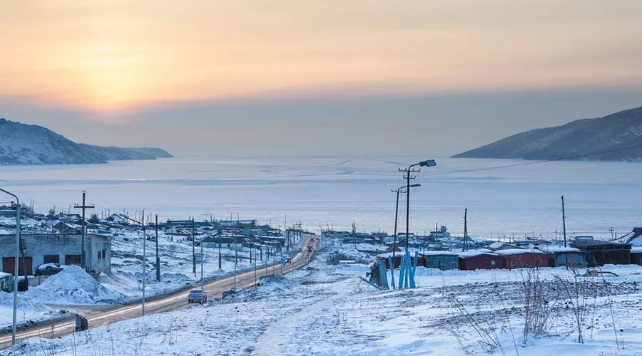 Oymyakon Rusija Vidutinė Marso temperatūra yra apie -60 laipsnių Celsijaus. Atrodo, kad žmogui čia egzistuoti per šalta. Tačiau toli Sibire, vos už kelių šimtų kilometrų nuo poliarinio rato, žmonės nuolat gyvena apie -71 laipsnio šilumos.