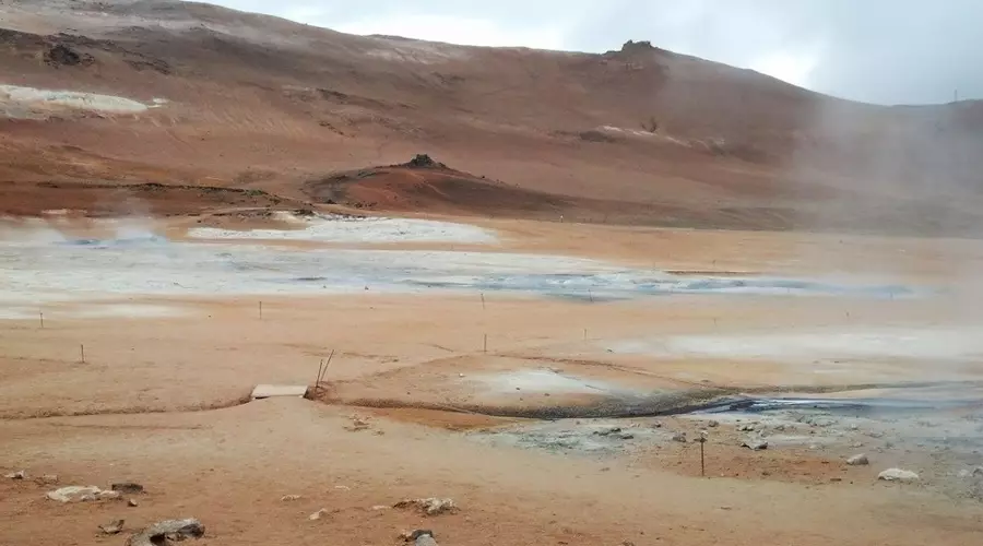 Námaskarð Islandija Jei kada nors svajojote pasivaikščioti nevaisingomis Marso dykumomis, eikite į šiaurinę Islandiją. Čia yra tikras geoterminis stebuklas: upės, juodos su sieros purvu, perpjautos kraštovaizdžiu, džiuginančios akį spalvingais mineralais.