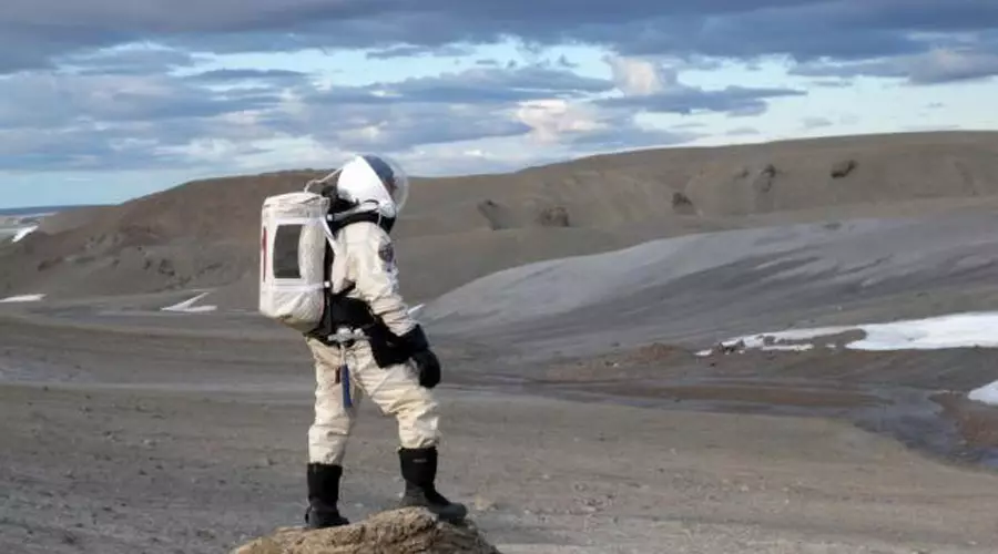 Houghton Crater Arctic Le cratère Houghton s'est formé il y a environ 23 millions d'années par l'impact d'une énorme météorite. Situé dans l'archipel arctique, le cratère est devenu un terrain d'essai naturel pour les futurs colons martiens : les conditions y sont aussi proches que possible de celles qu'ils rencontreront sur la planète rouge.