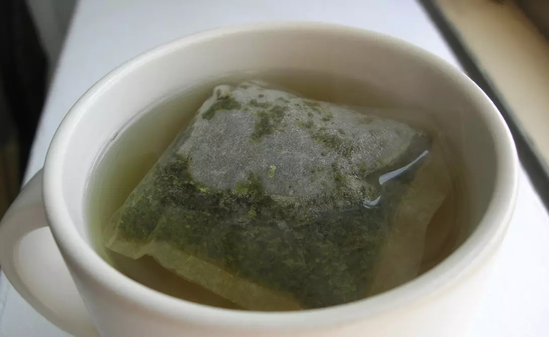 Zöld tea A legújabb kutatók eredményei egyértelműen bizonyítják a zöld tea előnyeit szervezetünk számára. Ez az ital az antioxidánsok mellett gazdag flastoidokban is, amelyek állandó fogyasztása akár 5%-kal is növeli az anyagcserét. A lényeg az, hogy nem kell hígítani egy egészséges italt cukorral - így nem telíti meg az anyagcserét.