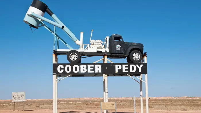 Coober Pedy is geleë op die Stewart Ridge in Suid -Australië, aan die oostelike rand van die Groot Victoria -woestyn. Die plek word beskou as een van die mees verlate en yl bevolkte plekke in Australië. Die naaste nedersetting is 600 km daarvandaan. Die hoofstad van Suid -Australië, Adelaide, is 845 km ver.