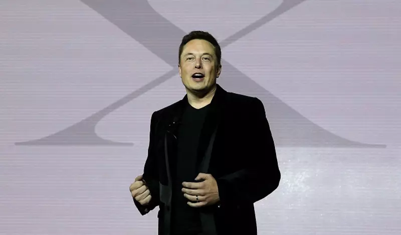 Maisha halisi ya kweli ya Elon Musk Tony Stark, Elon Musk kweli ana maoni mazuri sana. Mradi wa Hyperloop unatakiwa kuunganisha Los Angeles na San Francisco na bomba la kasi: fikiria safari kama hiyo ingeonekanaje kwa kasi ya kilomita mia kadhaa kwa saa? Kwa kuongezea, Musk pia anavutiwa na kuunda akili ya bandia. Mnamo Desemba 2015, alianzisha OpenAI, kituo cha utafiti wa utafiti na muundo wa AI ya baadaye. Musk tayari amewekeza zaidi ya dola bilioni katika kituo hicho, kwa hivyo mambo labda yametoka chini.