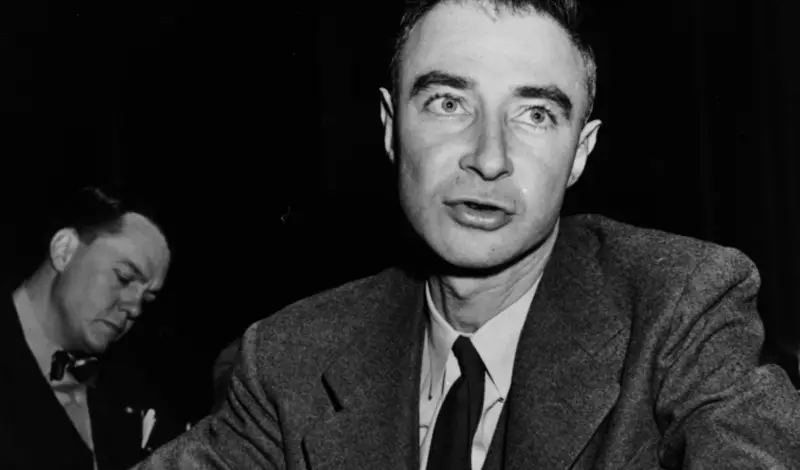 Robert Oppenheimer onimọ -jinlẹ ara ilu Amẹrika Julius Robert Oppenheimer kọ ẹkọ fisiksi ni University of Berkeley fun ọdun mẹwa. Ati ni akoko asiko rẹ o ti ṣiṣẹ ni idagbasoke ti “Manhattan Project”, nibiti a ti ṣẹda awọn ado -atomiki akọkọ ni agbaye. Si kirẹditi onimọ -jinlẹ, o yẹ ki o ṣe akiyesi pe o gbiyanju lati ṣe idiwọ Ile asofin ijoba lati ṣe afihan iru ohun ija iparun si agbaye - si asan, bi gbogbo wa ti mọ.