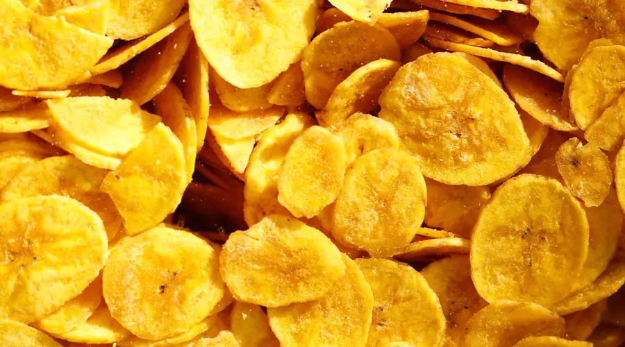 Patacas fritas Un paquete de patacas fritas contén tantas calorías como unha comida completa. Ademais, os fabricantes a miúdo sobreestiman a dosificación de sodio, conservantes artificiais e sabores. O resultado non só é a presión arterial alta constantemente, senón tamén o risco de tumores cancerosos.