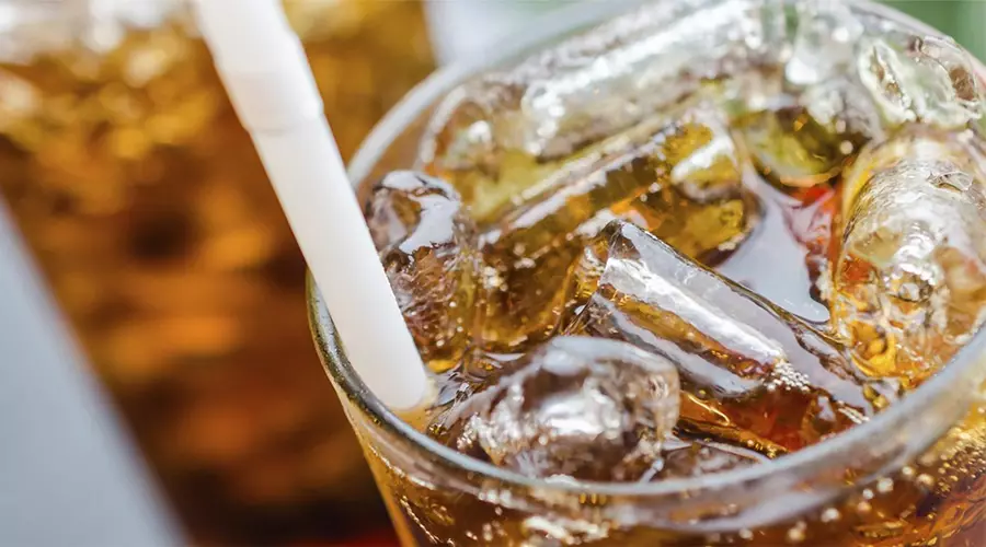 Bebidas carbonatadas Sen refrescos é bo para o corpo. Estas bebidas teñen unha maior concentración de refrescos e produtos químicos canceríxenos. Os edulcorantes e os sabores tamén son abundantes aquí. O accesulfamo potásico só, que se atopa en todos os refrescos, pode causar cancro do intestino delgado.