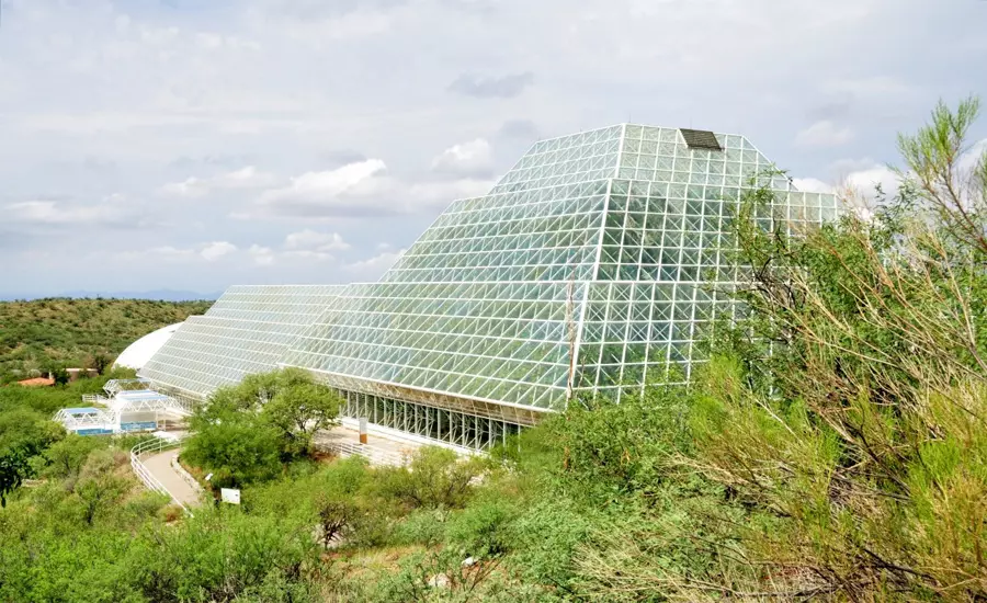 Project "Biosphere-2" Billionaire Desert Arizona Edward Bass kpebiri igosi ụmụ mmadụ etu ụwa dịruru mkpa. Iji mee nke a, ọ goro ndị ọkà mmụta sayensị ọrụ bụ ndị mepụtara ọrụ Biosphere-2, nke na-eme ka usoro gburugburu ebe obibi mechiri emechi. Ọrụ bụ isi bụ echiche ikike mmadụ nwere ịrụ ọrụ na gburugburu emechiri emechi. Dịka Bass mere atụmatụ, ihe ịga nke ọma nke nnwale ahụ nwere ike inye mmadụ ohere ịwụnye ogige ndị yiri ya na mbara ala ndị ọzọ. E wuru nnukwu ụlọ nke ụlọ a kara akara. Onye ọ bụla n'ime ha jigidere gburugburu ebe obibi ya. Ruo afọ abụọ, otu ndị ọkà mmụta sayensị biri na mpaghara nke ogige ahụ, mana nsogbu ndị ha nwetara n'oge nnwale ahụ ekweghị ka mmepe ya. Na 1994 ọrụ a kwụsịrị ịdị adị ya.