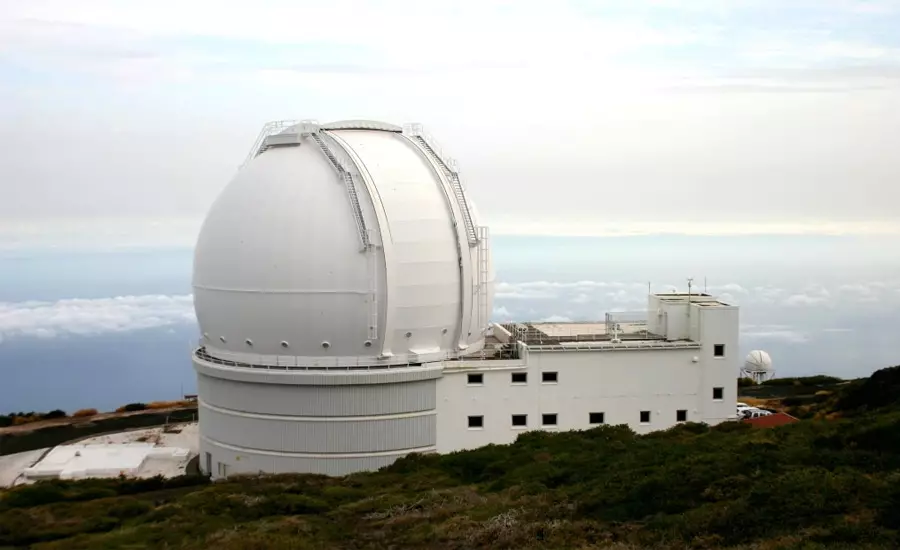 Zenith Giant Telescope Mauna Kea, Hawaii Agbegbe Mauna Kea ni Hawaii ti di aaye ti o peye fun ọkan ninu awọn ile imọ -jinlẹ nla julọ ni agbaye. O wa nibi ti a ṣe imuse ẹrọ imutobi Zenith, eyiti o jẹ ẹrọ imutobi mercury ti o tobi julọ ni agbaye fun ọdun 15. Zenith ṣe iwuwo diẹ sii ju awọn toonu 25, ati pe ohun elo rẹ gba awọn onimọ -jinlẹ laaye lati ṣe akiyesi pinpin agbara ni awọn irawọ. Pẹlu iranlọwọ ti “Zenith” wiwa wa fun supernovae ti o jinna - awọn data wọnyi jẹ ki o ṣee ṣe lati ni oye ipilẹ idagbasoke ti galaxy wa.