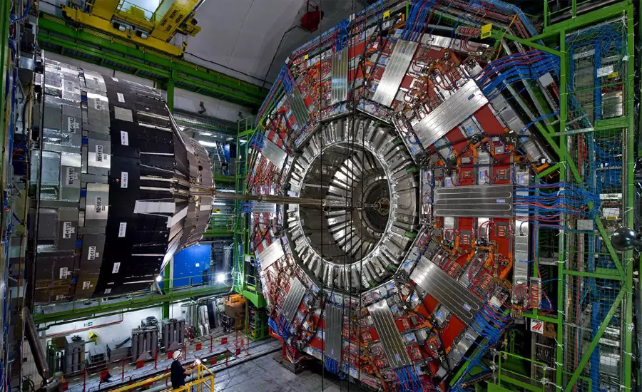 وڏي Hadron Collider جينيوا ، سوئٽزرلينڊ يورپي آرگنائيزيشن فار نيوڪليئر ريسرچ (CERN) جو تعلق آھي اعلي توانائي واري فزڪس سان. ھن تنظيم پاران Largeاھيل وڏو ھيڊرن ڪولائيڊر ، ھڪڙي وقت تي ، ”سال جي خوفناڪ داستان“ بڻجي ويو - گھڻن کي يقين ھو ته اھو س planetي .رتيءَ جي موت جو سبب بڻجندو.