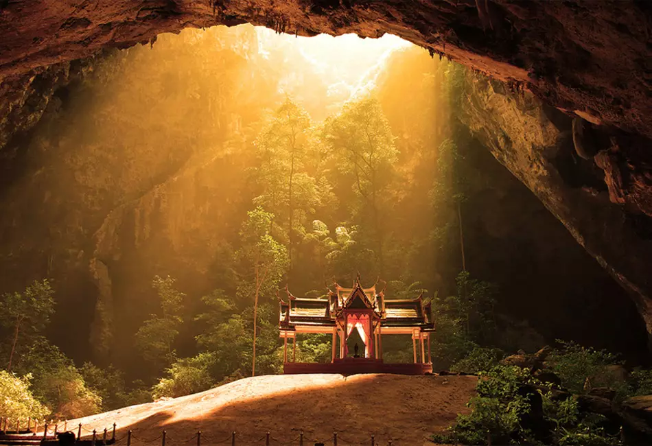 Tempel inne i en grotte i Thailand