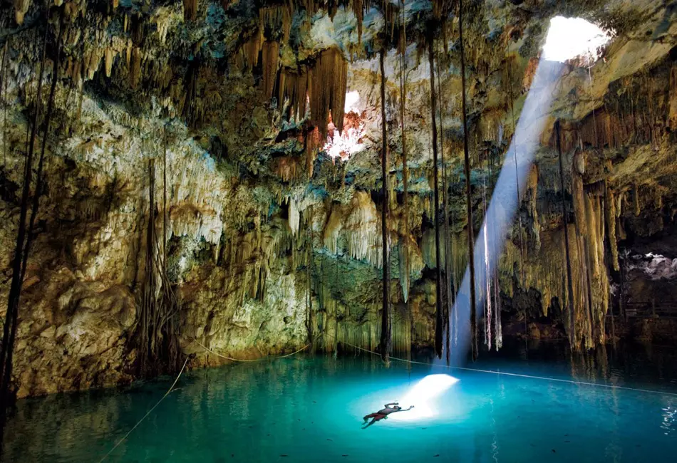 Grotte avec un lac, Mexique