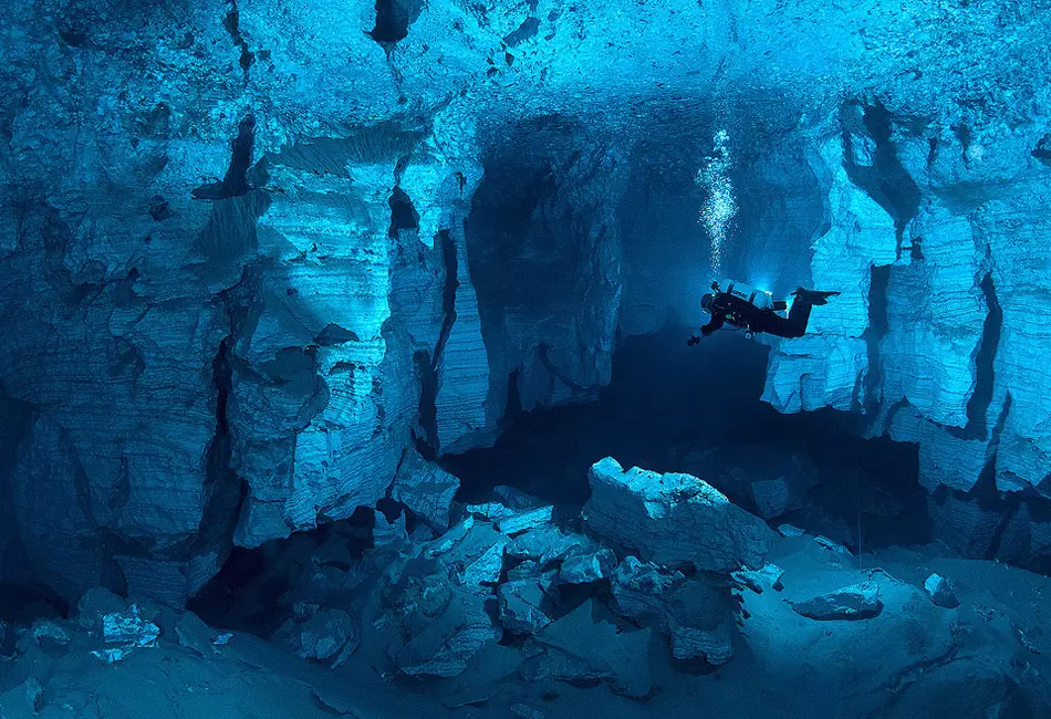 Grotte d'Ordinskaya sur la rivière Kungur, Russie