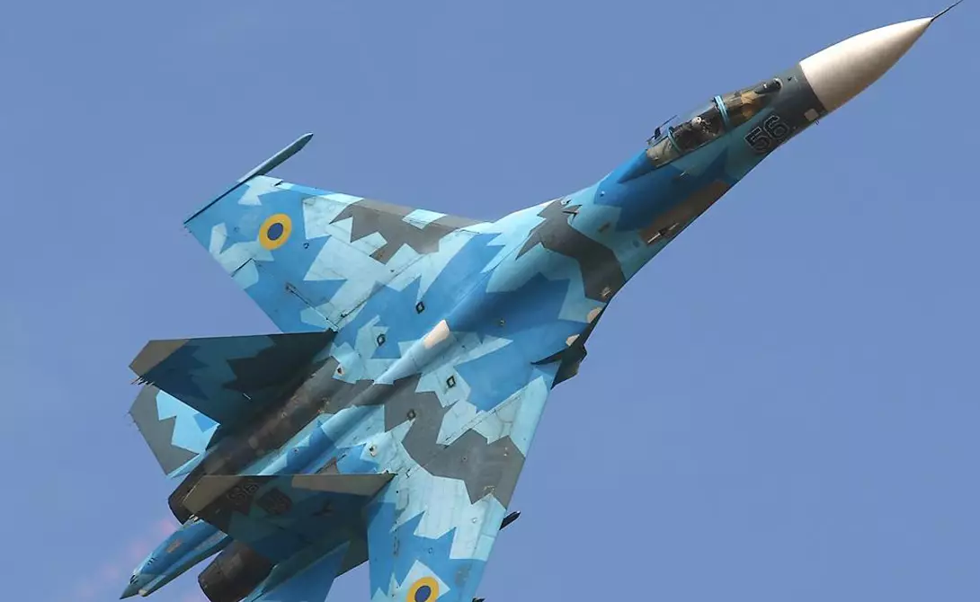 Su-27 Russian Su-27 onye na-alụ ọgụ ọtụtụ ihe bụ nke ọgbọ nke anọ-ebido ya laa azụ na 1985. Ezubere anụ na -eri anụ ahụ dị ize ndụ na -eburu otu ebumnuche n'uche: ijide elu ikuku. Site na okirikiri ọgụ nke kilomita 750 na oke kacha nke 2,525 km / h, Su-27 dị n'ihu ndị ogbo America F-16 na F / A-18, nke anaghị agafe 2,200 na 1,900 km / h, n'otu n'otu. .