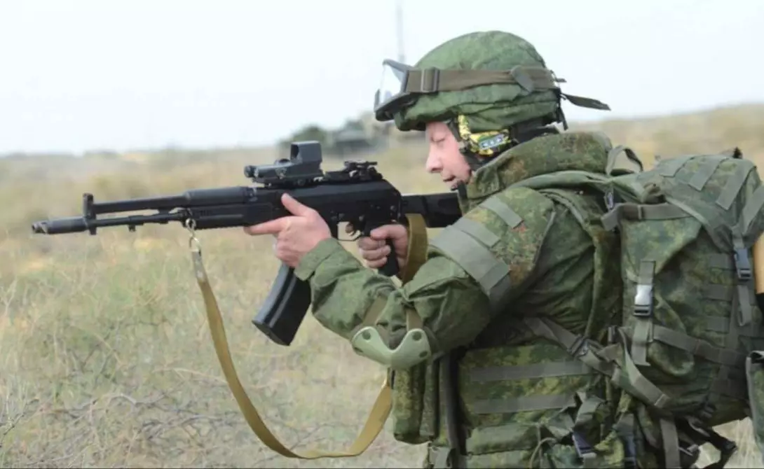 Zehaztasuna AK-12 zulaketaren ardatza M16 eraso fusiletan bezala gauzatzen da - ipurdiaren lerro berean. Atzera-sorbaldaren jaitsiera eta bolt taldearen masa aldatzeagatik, suaren zehaztasuna nabarmen handitu da. Horren arabera, enborraren goranzko jaurtiketa ere gutxitu egin zen. Orain jaurtitzaileak arma askoz hobeto kontrolatu dezake, abiadura handiko su moduan ere.