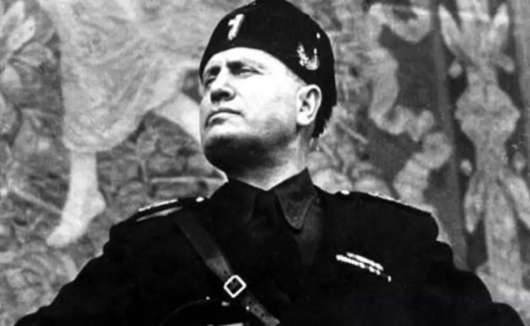 Benito'nun arkadaşı İlginçtir ki, Hitler'in en yakın arkadaşı, İtalyan diktatör Benito Mussolini de prestijli ödülü almak için her türlü şansa sahipti. 1935'te Budapeşte Üniversitesi, faşizmin babasını aynı Nobel Barış Ödülü'ne aday gösterdi, ancak o sırada Mussolini, Etiyopya'yı ele geçirmeye hazırlanmak için tüm hızıyla çalışıyordu ve herhangi bir saçmalık tarafından dikkati dağılmadı.