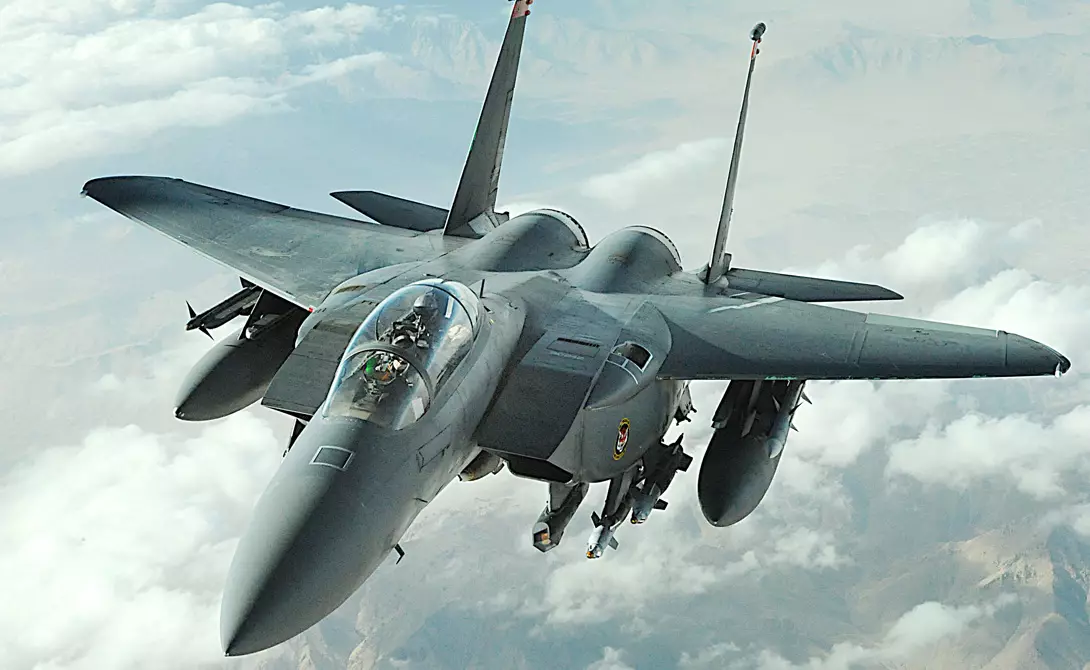 F-15E Strike Eagle Ba-Amurke mai kujeru biyu mai kujeru biyu ya yi rawar gani a ayyukan soji a Gabas ta Tsakiya da Balkans. F-15E na iya kai hari da sauri kan mahimman maƙasudi kuma, mafi mahimmanci, yana da cikakken ikon kare kansa daga yiwuwar farmakin abokan gaba.