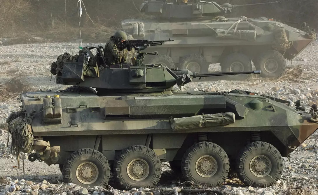 LAV-25 Sebenarnya, mobil lapis baja ringan diproduksi untuk Marinir Amerika oleh Kanada. Faktanya, LAV-25 adalah sasis yang sangat modern dari desain Swiss MOWAG Piranha I. Tubuh kendaraan melindungi kru dari peluru dan granat fragmentasi, dan meriam 25 mm memungkinkan mobil lapis baja untuk bertindak sebagai kebakaran serius. dukungan untuk infanteri.