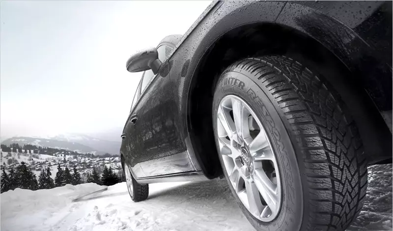 Wat is het verschil Winterbanden zijn speciaal voorbereid op het koude seizoen. De laagste temperatuurindicator waarbij ze gebruikt kunnen worden is +7 graden Celsius. Ze onderscheiden zich van zomerbanden niet alleen door het loopvlakpatroon, zoals velen denken. Het belangrijkste verschil zit in de chemische samenstelling van het rubber, dat niet breekt bij temperaturen onder het vriespunt.