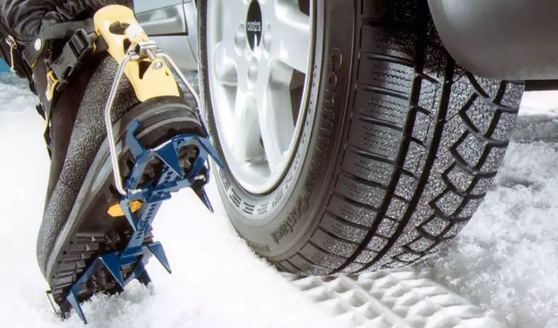 Dubbdäck Dubbelgummi med grov slitbanemönster passar för dig som ska köra bilen på vägar där det inte finns någon blöt snö. Om du bestämmer dig för att stanna på just denna typ, var noga med att byta ut alla fyra hjulen: att bara lägga dubbdäck på de främsta - för att öka risken för eventuell fara på vägen. En snöig väg, med smält snö, kommer att göra sådana däck mer till hinder, eftersom gummit inte kommer att kunna ge den nödvändiga greppnivån.