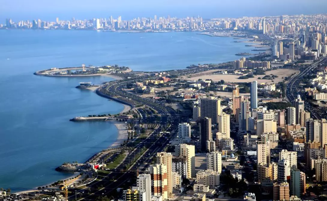 Al Hamra Tower Kuwait City, Kuwait 414 m Tårnets arkitektur rammer fantasien med sin asymmetriske form, der ligner flagrende tøj. Det er den højeste bygning i Kuwait og næsten den højeste i hele Asien.