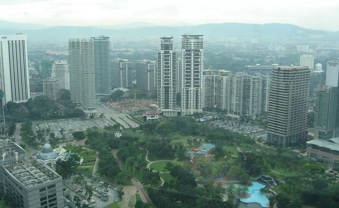 Hasumiyar Talabijin ta Guangzhou Guangzhou, China 600 m Kimanin masu yawon bude ido dubu goma ne ke taruwa don yaba da kewaye a kowace rana. Akwai gidan abinci tare da tagogin panoramic a tsayin mita 488, amma don cin abinci yayin kallon gajimare da tsuntsaye, dole ne ku tsaya a cikin dogon layi.