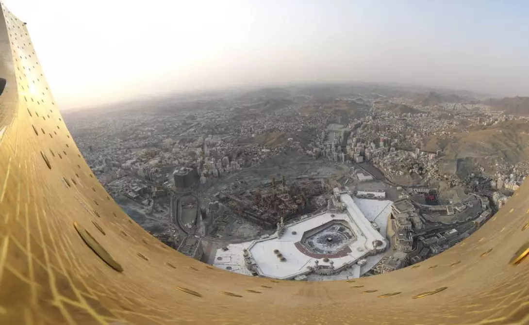 Abraj al-Beit Mecca, Saudi Arabiya 601 m Kuna son zama a sama? Sannan yakamata ku duba cikin gidajen Abraj al-Beit, otal mafi tsayi a duniya. A gefen titi daga ƙofar tsakiyar akwai masallacin al-Haram, a farfajiyarsa akwai Ka'aba mai alfarma.