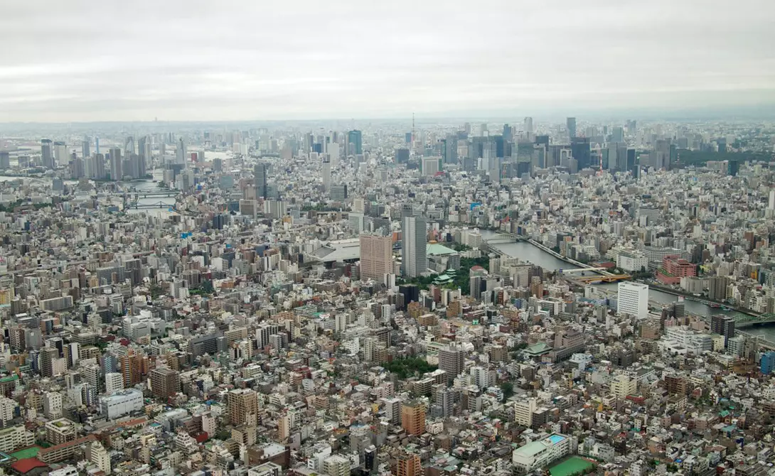 टोकियो स्कायट्री टोकियो, जपान 634 मी शब्दशः, 東京 ス カ イ ツ su (sukai tsuri) हे नाव स्वर्गीय वृक्ष म्हणून भाषांतरित केले आहे. एका स्पर्धेनंतर टॉवरला असे काव्यात्मक नाव मिळाले ज्यात जपानमधील सर्व रहिवाशांनी भाग घेतला.