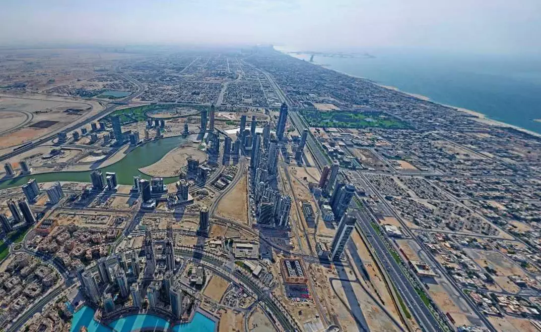 Burj Khalifa Dubai, UAE 828 m Aha nke ụlọ kachasị elu n'ụwa ka nọ n'azụ nnukwu Burj Khalifa, nke dị nso na etiti Dubai.