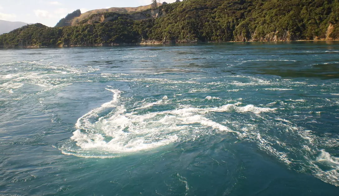 French Pass Nouvelle-Zélande Entre l'île au large de la Nouvelle-Zélande et le continent, l'ancien French Pass est à l'aise. La majeure partie de l'eau s'écoule dans un canal étroit de seulement 100 mètres de large. Des centaines de personnes périrent dans ce lieu perfide, entraînées dans l'abîme par les éléments inexorables.