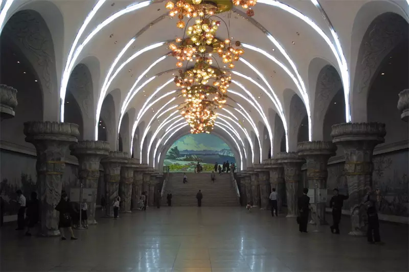 ຜູ້ຢູ່ອາໄສໃນ Metro, DPRK ລົງໄປໃນລົດໄຟໃຕ້ດິນພຽງຢາງບໍ່ພຽງແຕ່ໄປເຮັດວຽກເທົ່ານັ້ນ, ແຕ່ຍັງຢູ່ໃນລະຫວ່າງການອອກກໍາລັງກາຍເປັນປະຈໍາໃນກໍລະນີທີ່ມີການໂຈມຕີທາງອາກາດ. ໃຕ້ດິນຢູ່ໃນທ້ອງຖິ່ນແມ່ນເປັນບ່ອນທີ່ເລິກທີ່ສຸດໃນໂລກແລະສາມາດໃຊ້ເປັນບ່ອນພັກເຊົາຈາກການລະເບີດນິວເຄຼຍໄດ້.