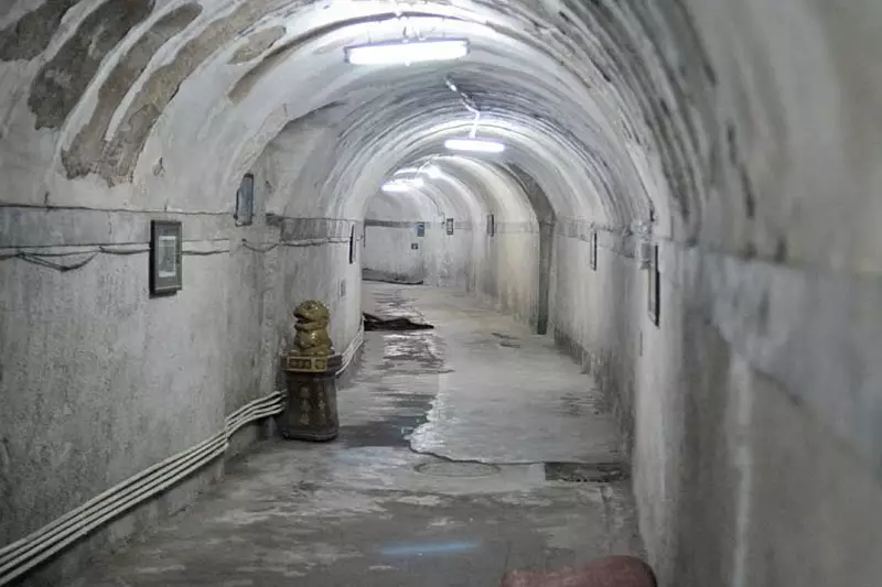 Underground City, iċ-Ċina Fl-1969, iċ-Ċina emmnet li gwerra nukleari ma 'l-USSR kienet biss kwistjoni ta' żmien. Sabiex ir-residenti jkollhom x'imkien jistaħbew mill-attakk, ġie deċiż li tinbena belt taħt l-art fuq erja ta '85 kilometru kwadru taħt iċ-ċentru ta' Beijing, kapaċi li takkomoda 300,000 persuna. Il-galleriji armaw sptarijiet, skejjel, kafetteriji, ċinema u anke ice rink. Mill-2000, il-kenn tal-bombi nfetaħ għal firxa wiesgħa ta 'viżitaturi għal 20 RMB biss.