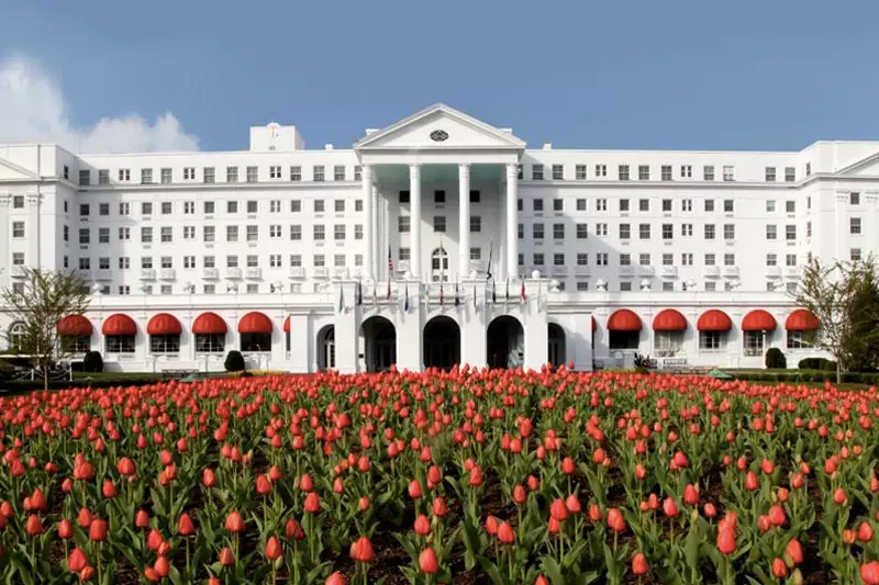 Гатэль Greenbrier luxury resort, ЗША Падчас халоднай вайны ЗША абсталявалі сакрэтны падземны бункер пад гатэлем «Greenbrier luxury resort», у гарах Заходняй Віргініі. Комплекс павінен быў стаць прытулкам для членаў Палаты прадстаўнікоў і Сената ў выпадку ядзернага нападу. У 1993 годзе ў бункер быў адкрыты свабодны доступ.