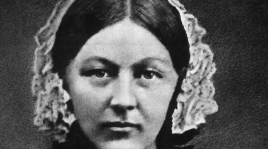 Florence Nightingale Ako správna britská dáma Florence Nightingale milovala mačky. V jej dome bývalo naraz asi 60 zvierat, pre ktoré varili v špeciálnej kuchyni. Florence považovala svojich nemých priateľov za oveľa lepších spoločníkov ako väčšina ľudí.