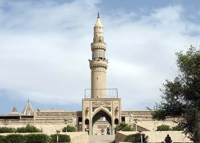 Grêf fan Jona, Mosul Neffens ien fan 'e leginden bleau de bibelske profeet Jona, nei it preekjen yn Nineve, dêr oant it ein fan syn dagen. Syn grêf waard boud op in heuvel by de stêd Mosul. It plak waard as hillich beskôge, tûzenen pylgers út alle dielen fan 'e wrâld besochten it alle jierren. Yn 2014 fernielde in ekstremistyske islamityske organisaasje it grêf. Neist it grêf ferneatigen de militanten de grêven fan soefyske sages, twa katedralen, in Assyryske tsjerke út de 3e iuw nei Kristus, en 28 oare hillichdommen.