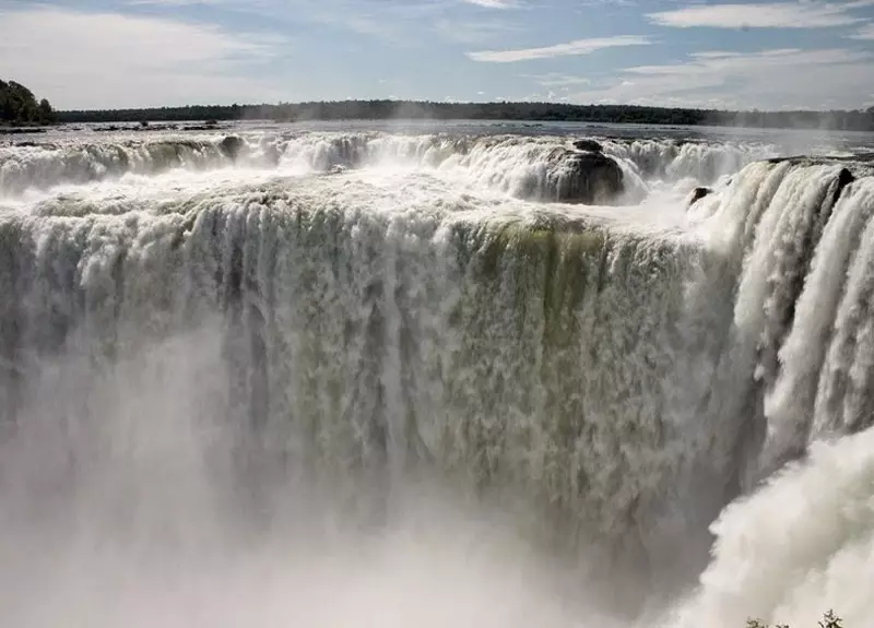 Guaira, Paraguay Die Guaira-Wasserfälle am Parana-Fluss galten als der größte Wasserfall der Welt. Seine Höhe betrug 34 Meter und seine Breite 4828 Meter. Laut Wissenschaftlern hatte der Wasserfall die höchste durchschnittliche Durchflussrate aller Wasserfälle der Welt (793.000 m3/min). In den 80er Jahren wurde beschlossen, an dieser Stelle ein Wasserkraftwerk zu bauen. Der Wasserfall wurde überflutet, und um die Navigation zu verbessern, wurden die Felsen, die den Wasserfall bildeten, gesprengt.