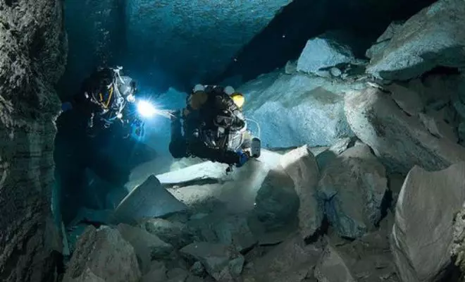 Plymiodd y camera i fyd tanddwr ogof Orda. Fe'i hystyrir y mwyaf yn y byd