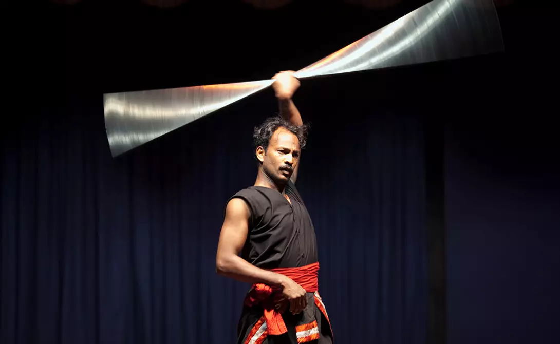 Kalaripayattu Seni Urumi minangka bagean saka kompleks gaya beladiri Kalaripayattu. Sinau kabeh gaya mbutuhake ahli supaya bisa nggarap astrologi Weda (Jyotish) lan Ayurveda, ilmu penyembuhan. Umur kalaripayattu umure luwih saka 6.000 taun: seni beladhiri iki sing dianggep minangka leluhur saka kabeh tradhisi bela dhiri liyane.