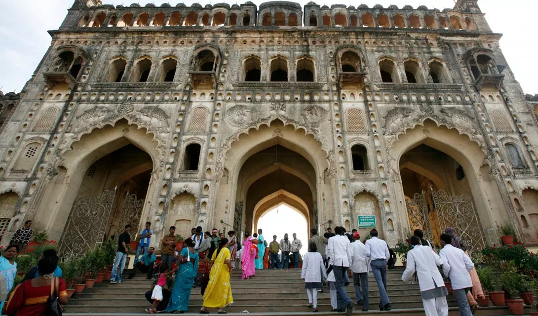 Lucknow India Lucknow, idolophu esemantla eIndiya, iqala uluhlu lwethu. Abantu balapha baphefumla umxube ombi womsi kunye nenkunkuma yasefektri. Inani elithe kratya lezithuthi phantse elingalawulwa ngumthetho liyenza mandundu ingxaki.