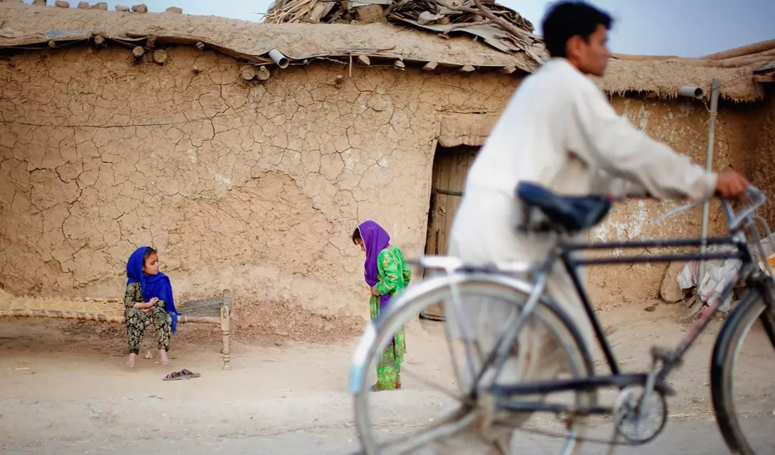 I-Rawalpindi Pakistan I-Rawalpindi sisixeko esidumileyo sedolophu yase-Pakistan i-Islamabad. Ukungabikho kwenkqubo yothutho loluntu ehambelanayo kukhokelele ekuweni kwemveliso kunye nokusebenza kweemoto zabucala. Ngenxa yoko, isixa sokukhupha iigesi apha sihamba ngaphaya kwayo yonke imida efanelekileyo. Nangona kunjalo, ekupheleni kwalo nyaka, urhulumente welizwe uza kuqala ukwakha indlela engaphantsi komhlaba, ekufuneka isombulule ingxaki ethile.