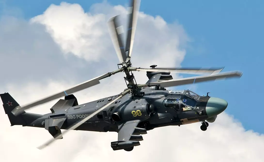 Ka-52 รัสเซีย แนวนักล่าของจระเข้สามารถทำให้ตกใจแม้กระทั่งนักบินศัตรูที่มีประสบการณ์ เฮลิคอปเตอร์อันทรงพลังลำนี้ หนึ่งในเฮลิคอปเตอร์ที่เร็วและทันสมัยที่สุดในโลก ใช้ปืนใหญ่ขนาด 30 มม. ขีปนาวุธต่อต้านรถถัง Igla-5 แบบอากาศสู่อากาศ ความเร็วของนักฆ่าหุ้มเกราะคือ 320 กม./ชม. ทำให้เป็นเป้าหมายที่ยากมาก ไนท์ฮันเตอร์ติดอาวุธด้วยปืนใหญ่ขนาด 30 มม. สองกระบอกและขีปนาวุธอากาศสู่อากาศและอากาศสู่พื้นดิน