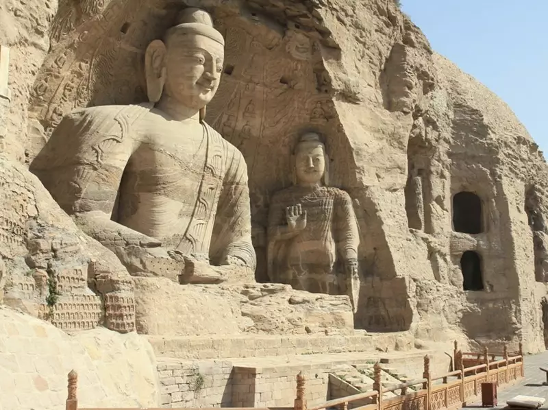 Yungang Iki minangka kompleks kuno sing ana 252 guwa gaweyane manungsa. Grottoe ngemot udakara 51.000 gambar Buddha, lan sawetara dawane 17 meter.