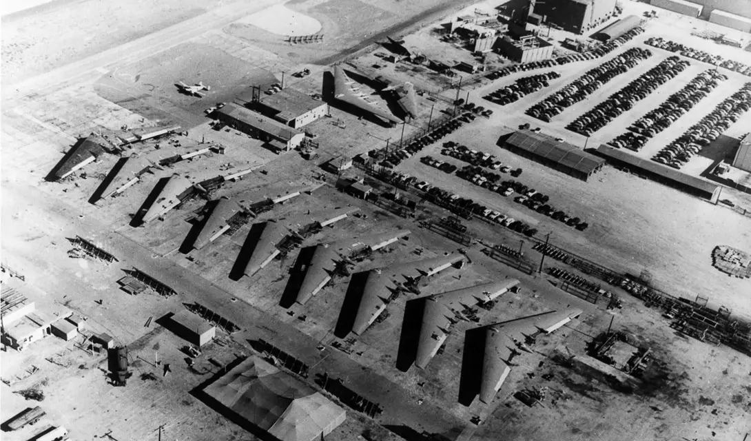 Attenzione del presidente Nonostante tutte le carenze, hanno cercato di mettere il design YB-49 sul nastro trasportatore. L'attenzione è stata attirata sull'aereo dal presidente Truman, che ha ordinato a un pilota collaudatore di volare dalla base dell'aeronautica di Muroc, in California, alla pista di atterraggio segreta della base dell'aeronautica di Andrews, a Washington. YB-49 ha attraversato il paese in sole 4 ore e 25 minuti, sorvolando Pennsylvania Avenue al 12° piano. Il Presidente si è rallegrato e il lavoro sul progetto è proseguito.